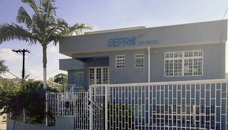 Descubra o líder em robôs dedicados à injeção de plástico - Sepro Group ...